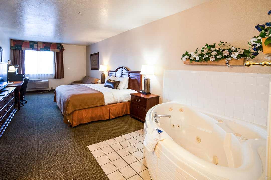 King Suite with In-Room Spa - Bryce Canyon Lodging